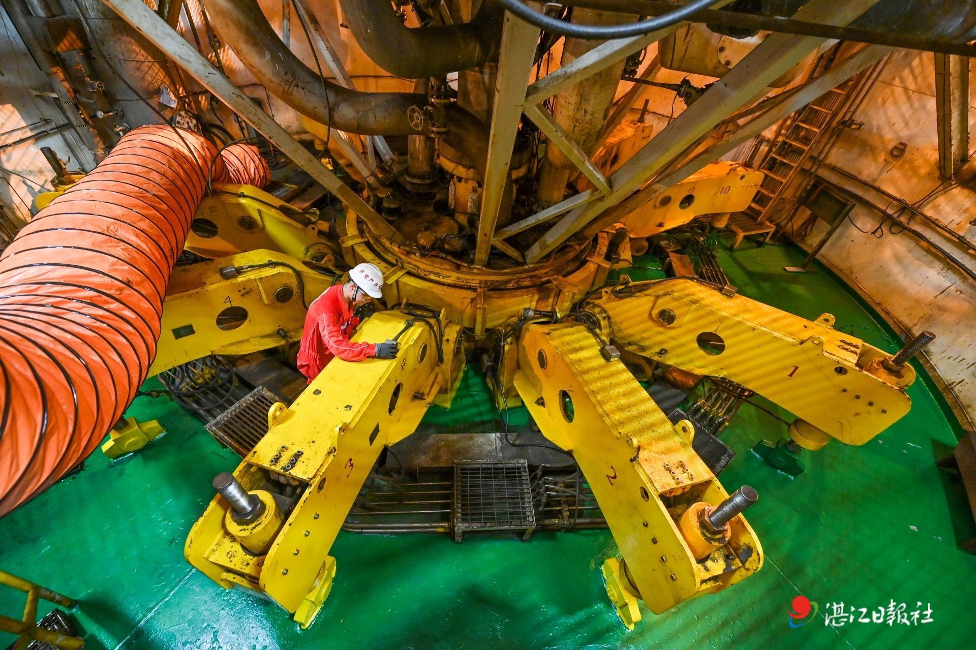 报小拍|湛江日报记者走进文昌油田群 探秘："海洋石油116"FPSO_湛江云媒（湛江新闻网）